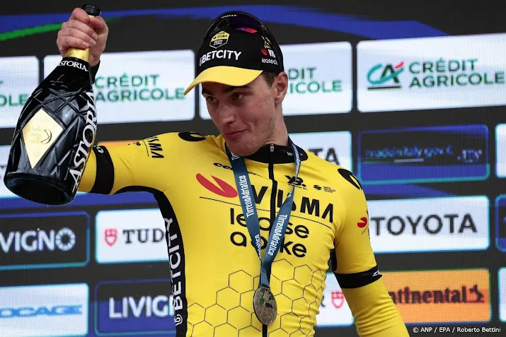 Kooij zegeviert in de straten van Viadana in twaalfde etappe Giro