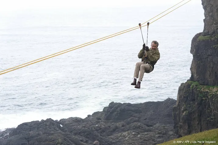 Deens koningspaar neemt tokkelbaan van klif af