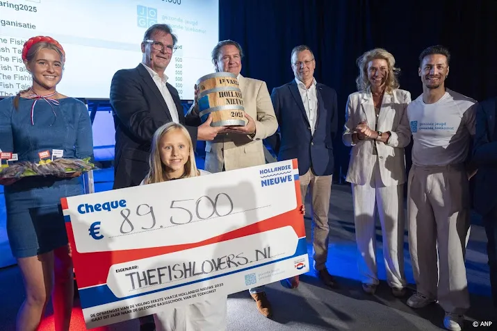 Eerste vaatje haring levert 89.500 euro op voor gezonde jeugd