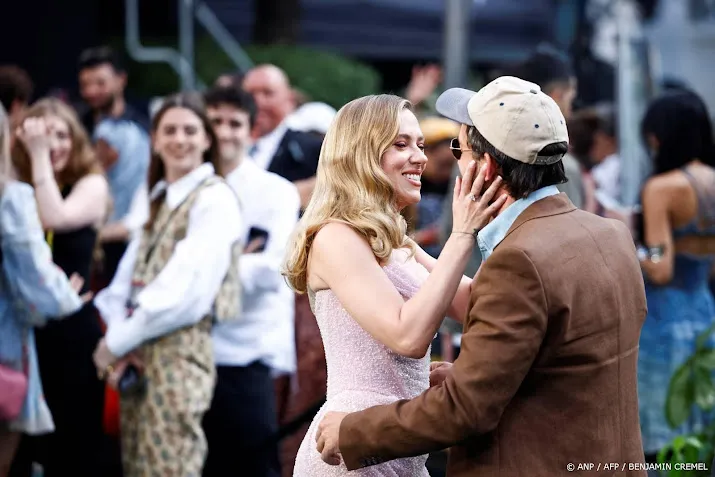Scarlett Johansson verdedigt zoenen met collega op rode loper