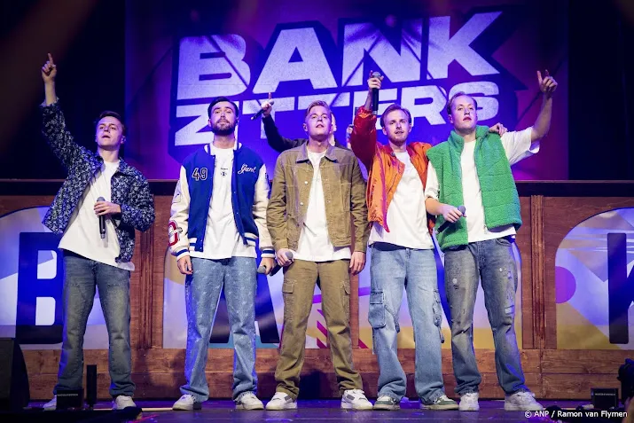 Bankzitters en Ronnie Flex op vierde plaats Single Top 100