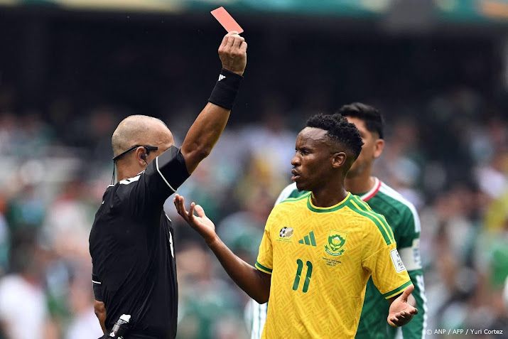 Zuid-Afrikaan Zwane 3 duels geschorst na rood in openingsduel WK