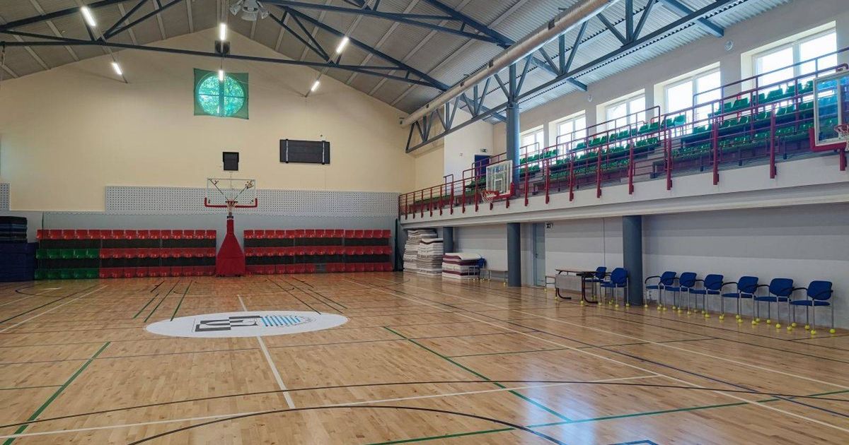 Neringos gimnazijoje atnaujinta sporto salė ir futbolo aikštelė