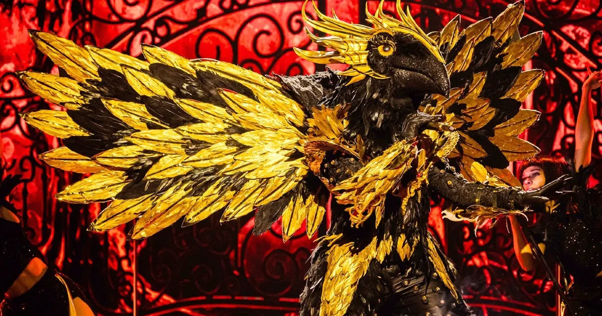 Identiteit van Raaf in 'Masked Singer' bekend? Dit zijn de ...