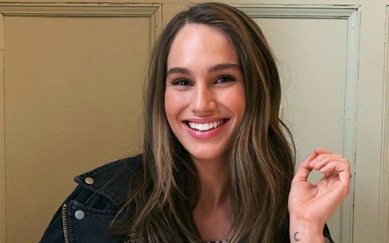 Abbie laat haar borsten zien: "Mijn ene borst is vele groter dan de andere"