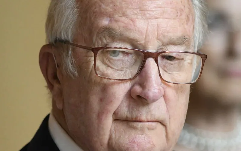 Koning Albert (89) moet langer in het ziekenhuis blijven: dit is er aan ...