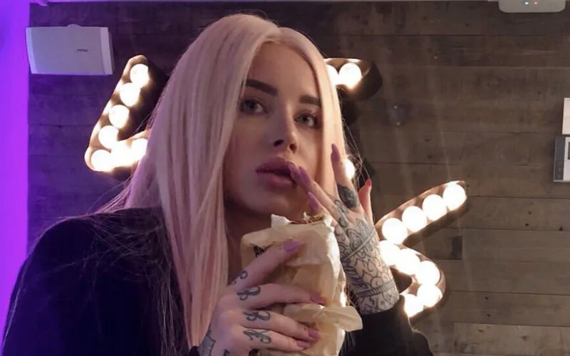 Lie Meurs uit Temptation Island VIPS maakt het heet met pikante foto