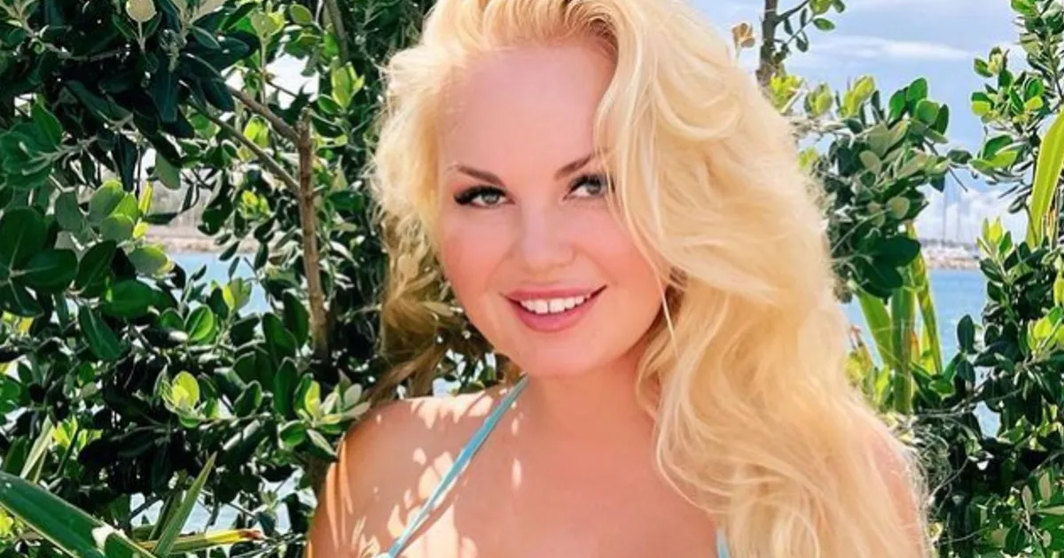 "Wat een vamp": Lesley-Ann Poppe trekt bikini uit en poseert volledig ...