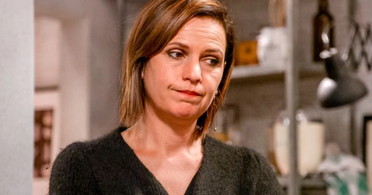 Verdwijnt Mieke uit 'Familie'? Caroline Maes reageert voor het eerst op ...