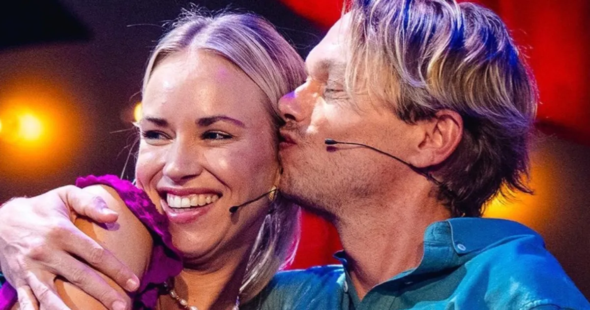 Zwangere Kristel, de vrouw van Regi, toont haar buik in bikini