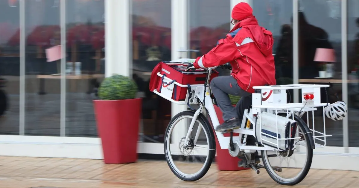 Dit verdient een postbode in ons land (en wat je nog extra krijgt)