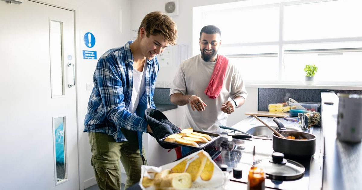 Waarom samen koken met vrienden meer verbindt dan uit eten gaan