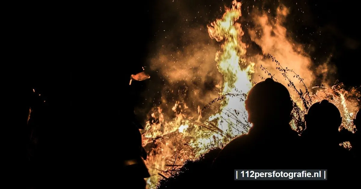 Grote stapel gft in brand