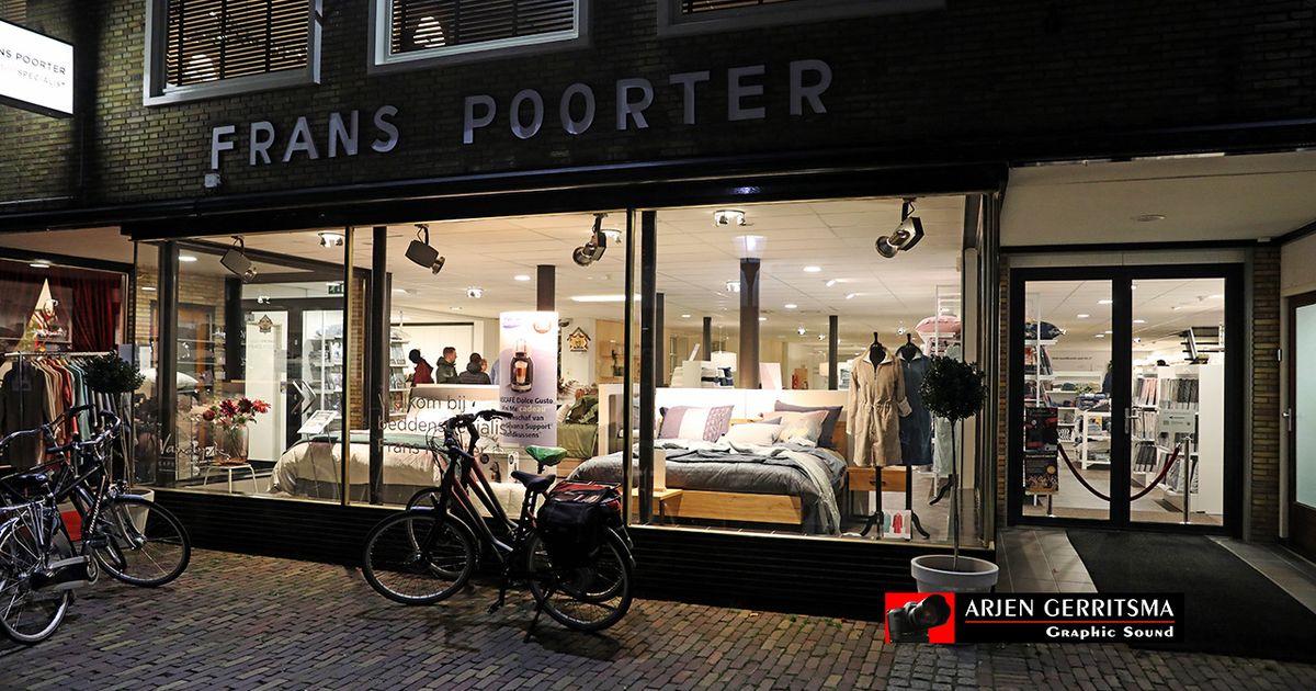 Sinterklaas slaapt in de etalage bij beddenspecialist Frans Poorter