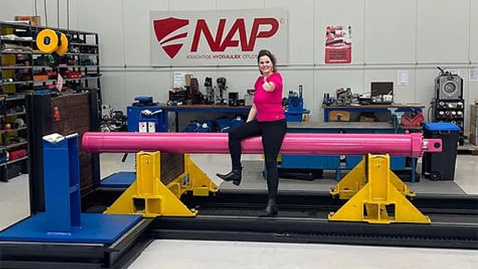 Eerste knalroze industriële cilinder ter wereld door NAP Techniek B.V.