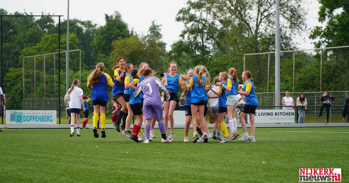 De Hoeve wint drie bekers op schoolvoetbaltoernooi