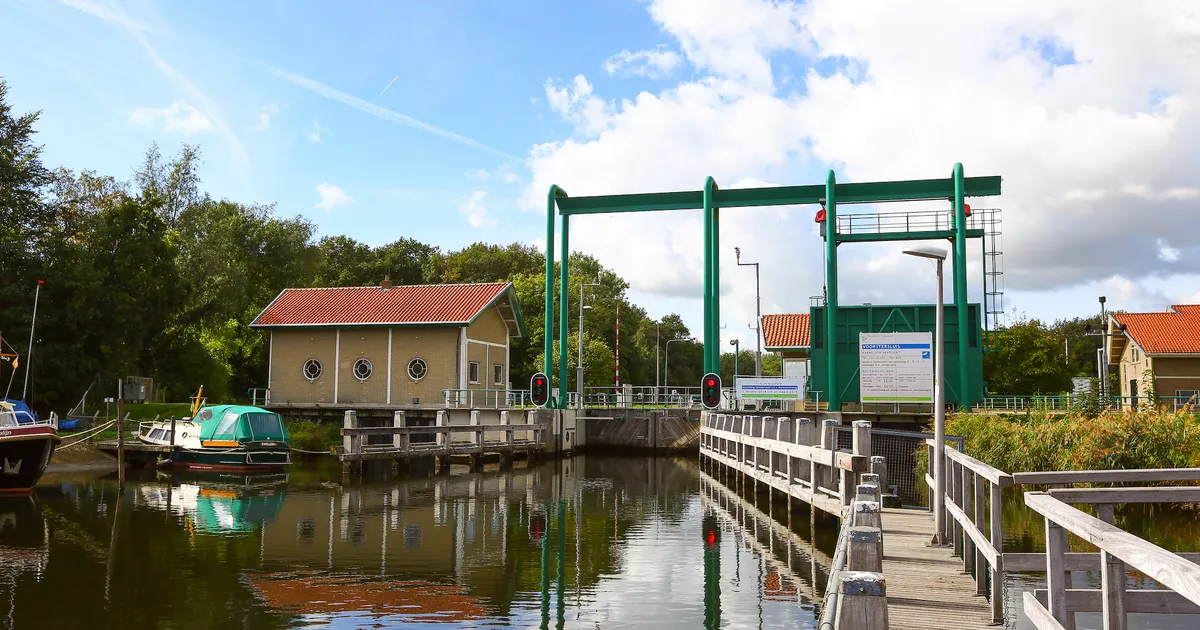 Nieuwe sluisdeuren voor de Voorstersluis bij Kraggenburg