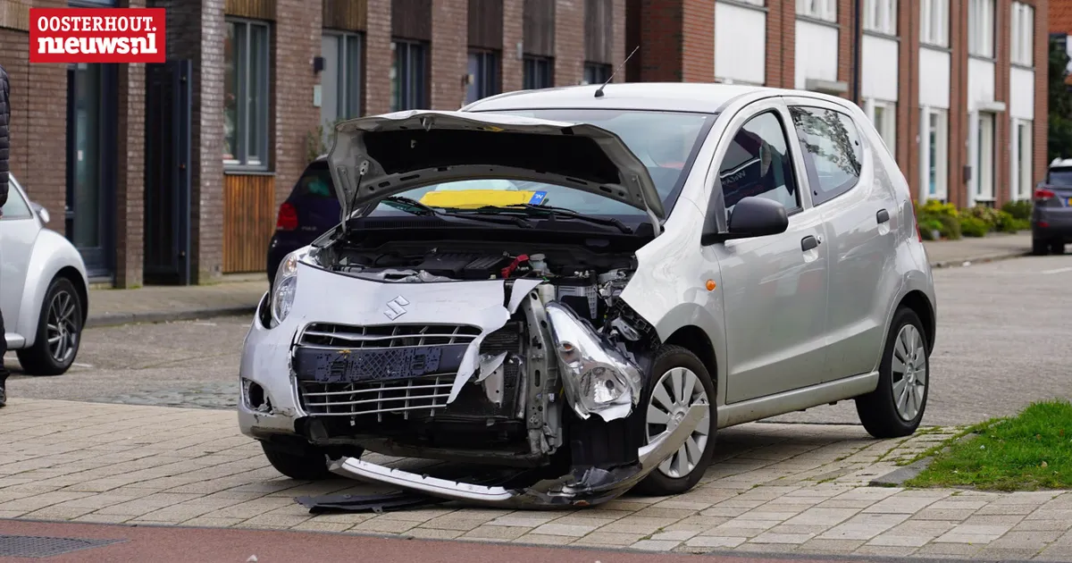 Auto op de zijkant na aanrijding Tilburgseweg