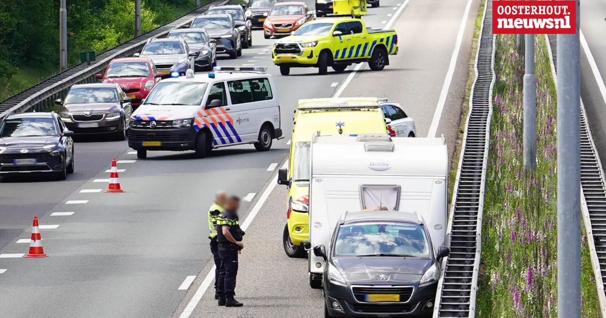 Lange file A27 door ongeval met caravan