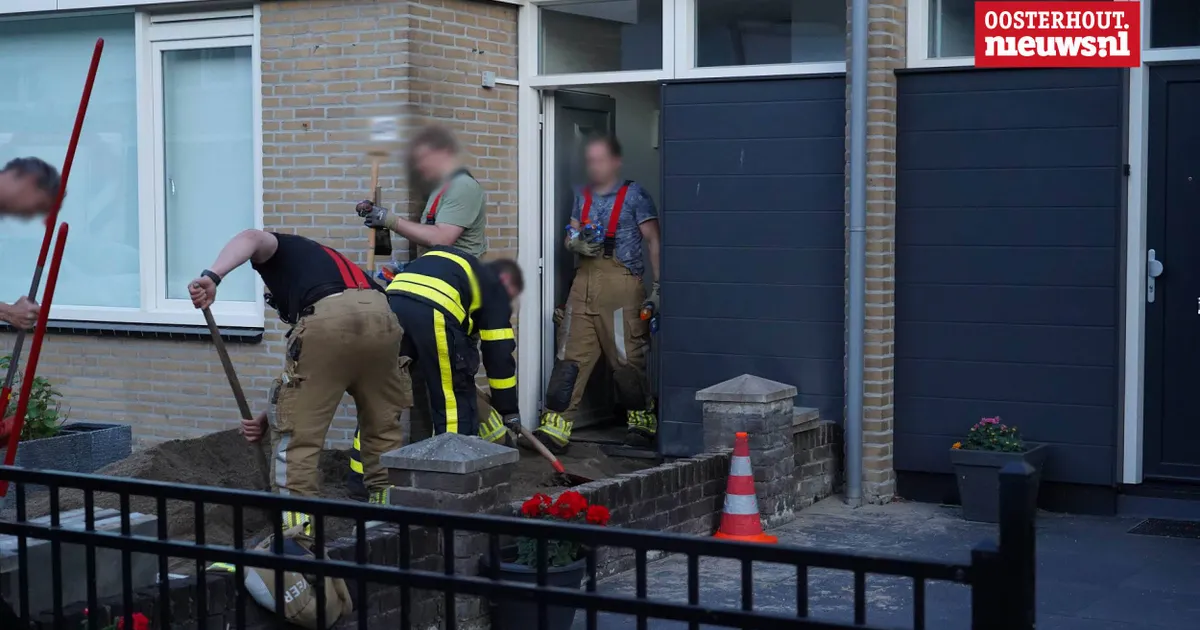Brandweer bevrijdt kat die urenlang vastzat onder woning Mgr. Frenckenstraat