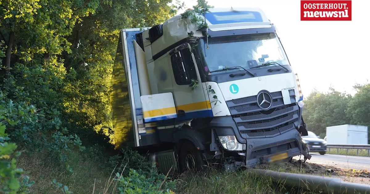 Vrachtwagen belandt in greppel langs A27 bij Oosterhout
