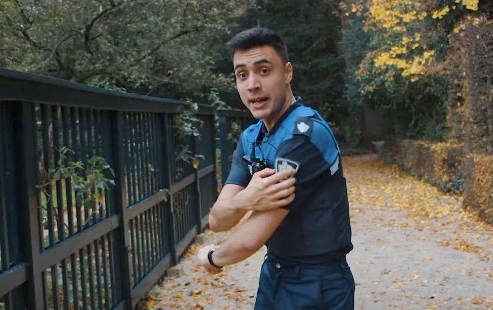 Bizar: Youtuber Darshan koopt handhaving outfit online en speelt BOA ...