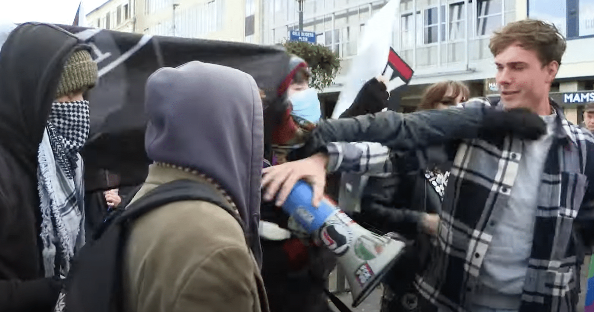 ANTIFA-demonstranten vallen Powned-presentator aan: "Blijf is van mij ...