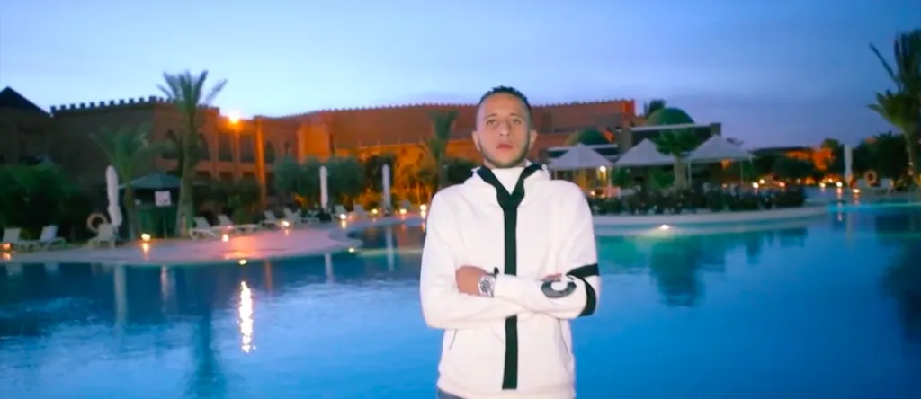 Ismo dropt eindelijk zijn langverwachte videoclip MOROCASH!