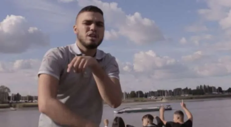 DEZE rapper had voor 250 euro gewed dat Badr Hari zou gaan winnen...