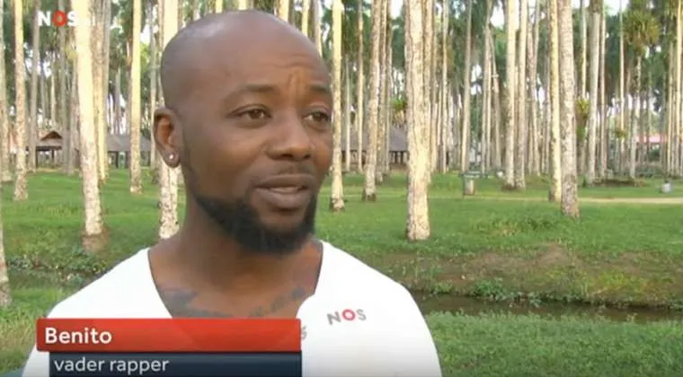 Cho krijgt in de 101Barz studio een gouden plaat van Rotjoch.