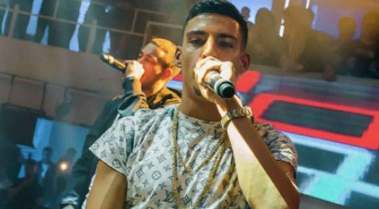 Ashafar laat tijdens Instagram Live onuitgebrachte muziek horen.