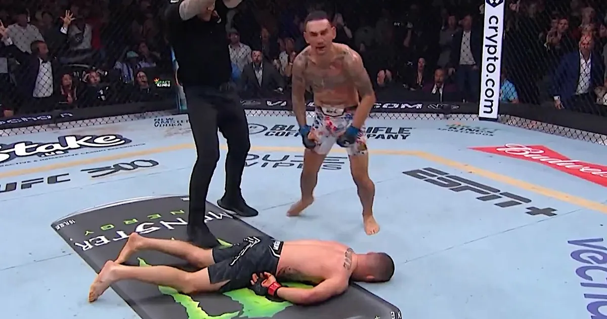 UFC 300: Max Holloway slaat Justin Gaethje knock-out in de laatste seconde