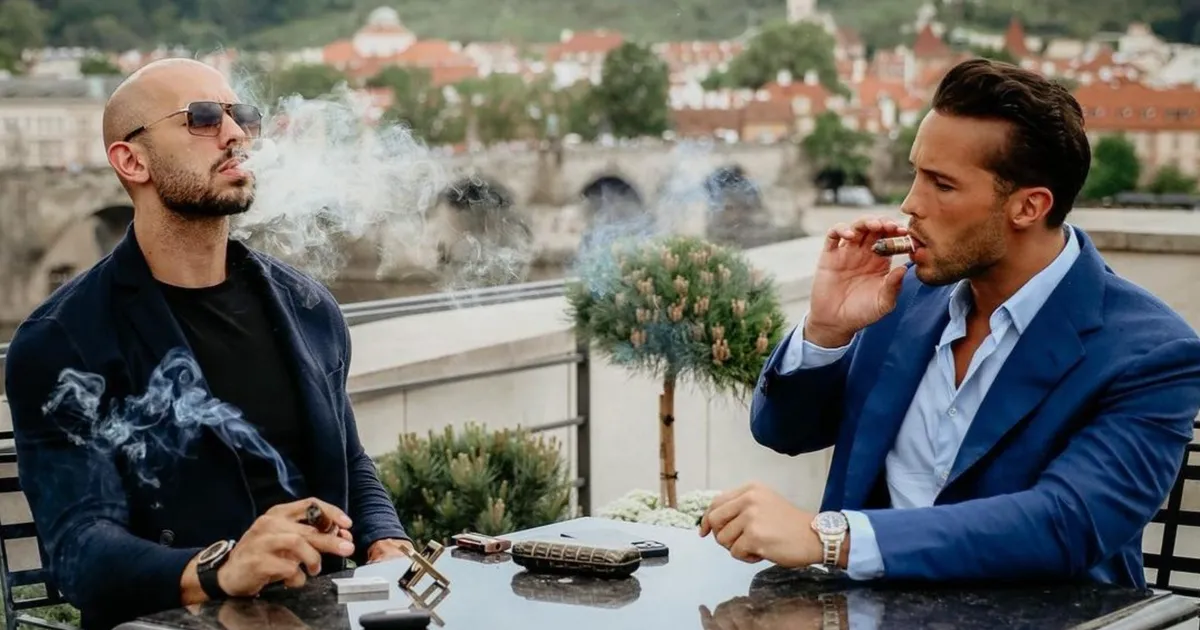 Andrew Tate-fans massaal de straat op om te demonstreren: “Free Top G”