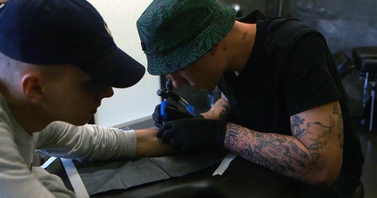EZG laat zich tatoeëren door Steen en vertelt over zijn album Weekend ...