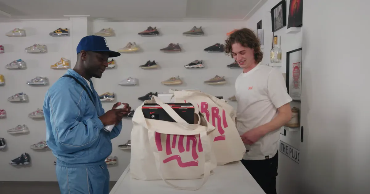 Chivv koopt schoenen voor hem en zijn team tijdens Sneaker Shoppen