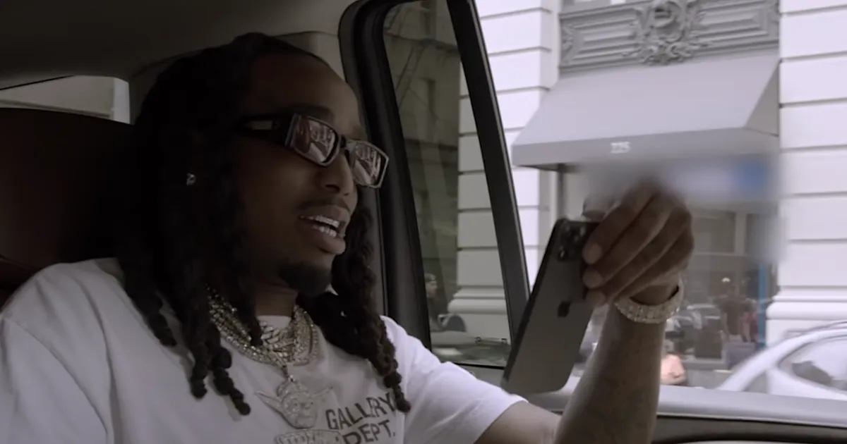 Quavo zit append achter het stuur in zelfrijdende Tesla: 'No Txtin And ...