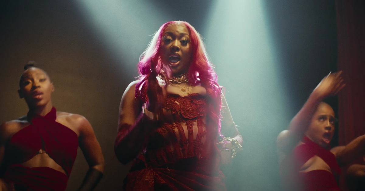 Ms Banks keert terug met nieuwe video Bounce