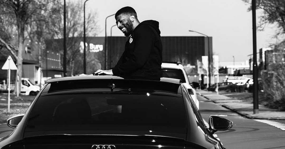 JoeyAK is op oorlogspad op nieuwe single 'Blijf Soldaat'