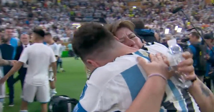 Emotionele Messi valt moeder in de armen na WK winst