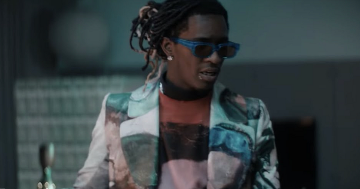 Young Thug krijgt drugs overhandigd in de rechtszaal in bizarre beelden