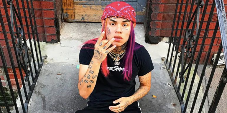 6ix9ine viert de verjaardag van de track die zijn leven veranderde met ...