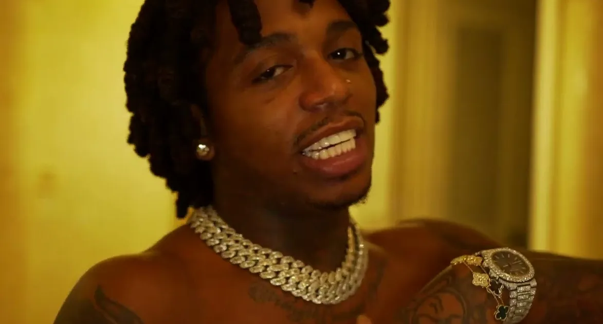 Jacquees gearresteerd voor het bijten en wurgen van vrouwelijke ...