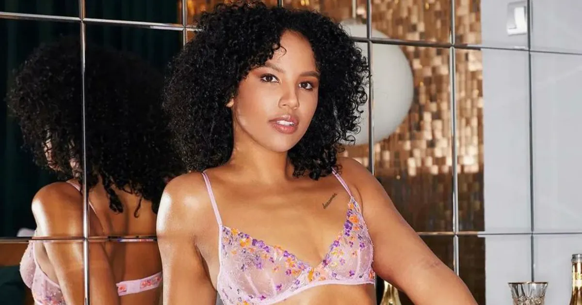 Hef nodigt porno actrice Romy Indy uit voor volgende Rookworst aflevering: “Ik dacht oké, dat ...