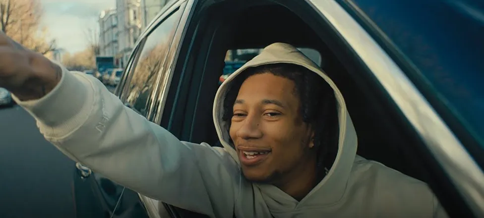 UK rapper Digga D overleeft kogelregen op zijn auto en haalt daarna uit ...