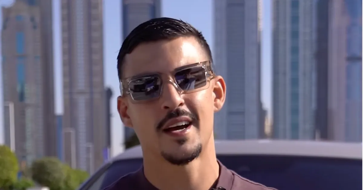 Boef ontvlucht Dubai terwijl de peperdure auto's door de straten ...