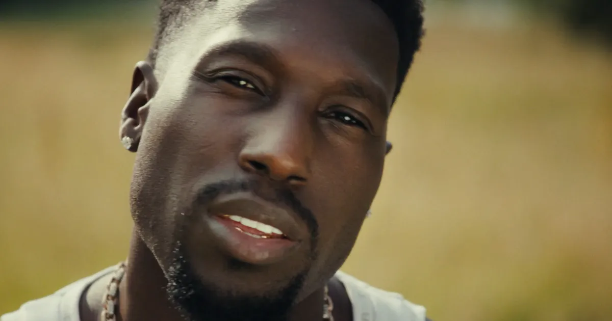 Frenna volgt release 'Pink Summer' album op met nieuwe video 'Girls ...