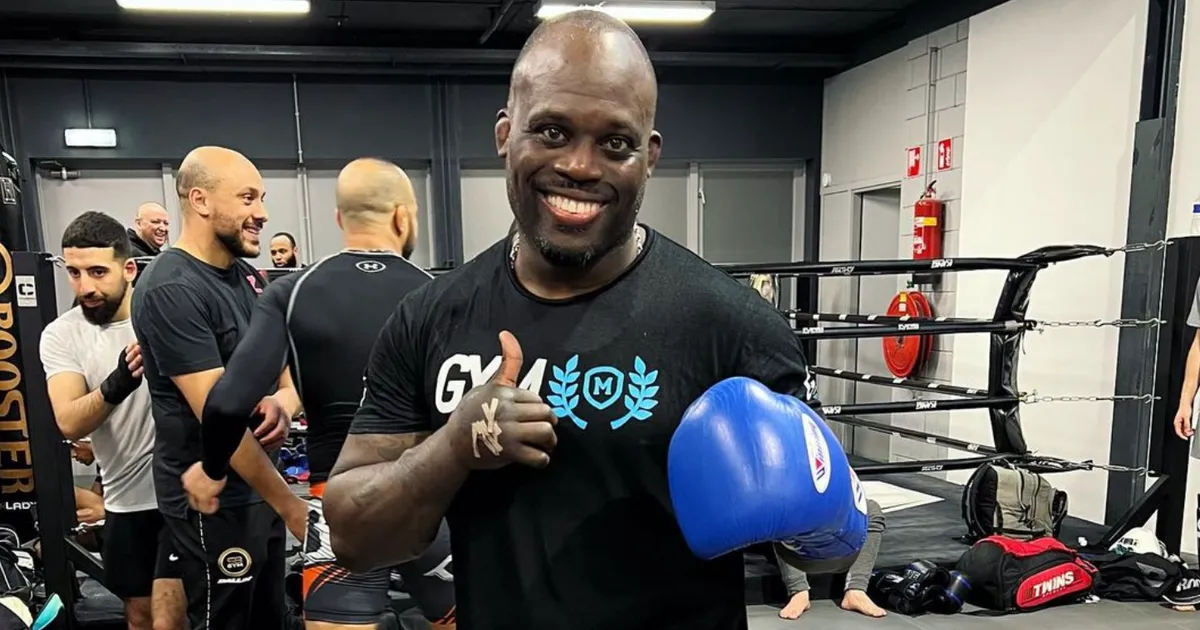 Melvin Manhoef legt aan Remy Bonjasky uit hoe gevecht met Dave Roelvink tot stand gekomen is ...