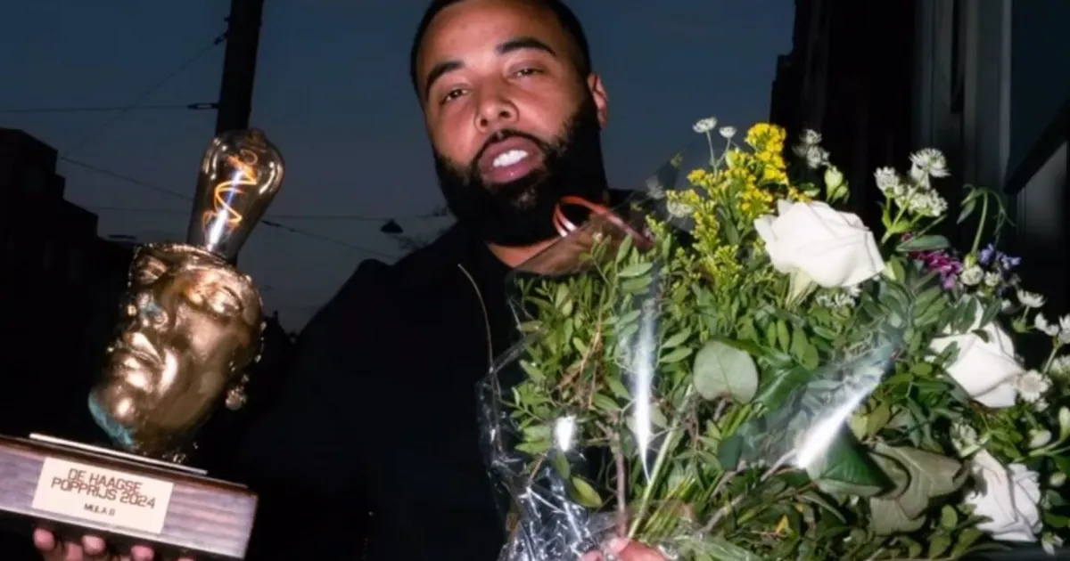 Mula B pakt tijdens optreden telefoon af van lastige 'fan': "Wij komen ...