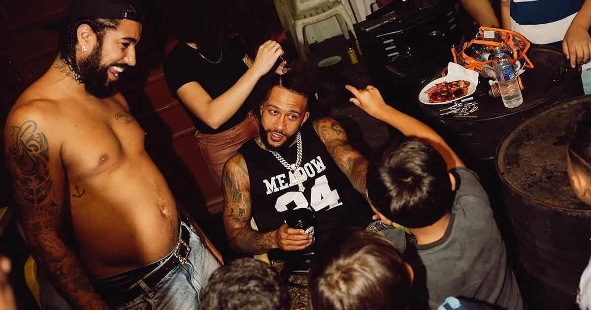 Memphis Depay ontmoet zijn grootste fan die hem van het haar tot de ...