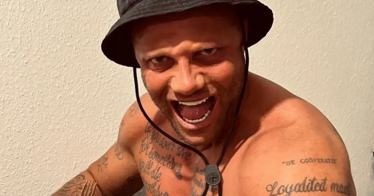 Verslagen Alex Soze legt uit dat hij voorlopig niet van plan is zich te ...